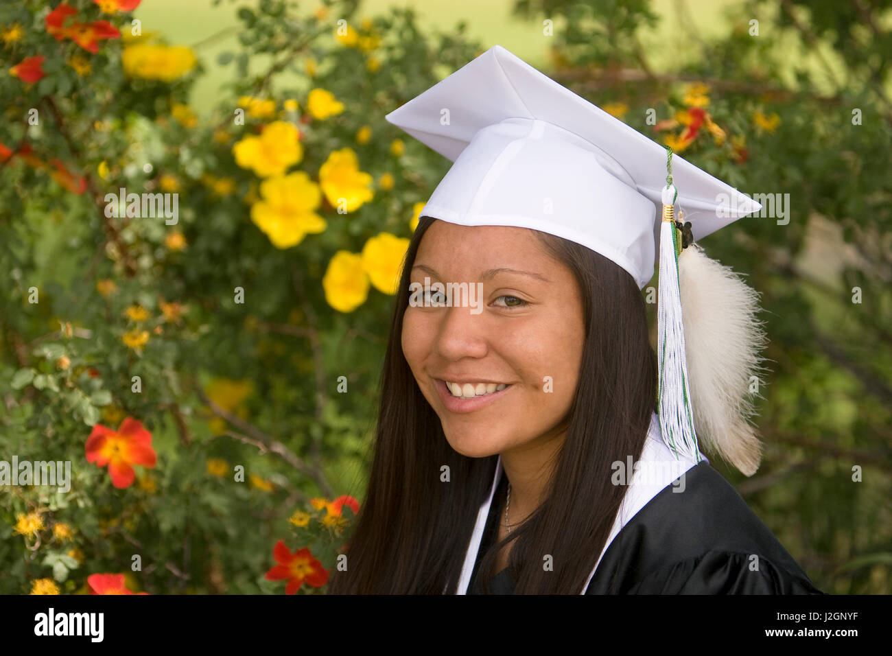 Native American teenage girl in graduation gown et le bouchon avant sa ...