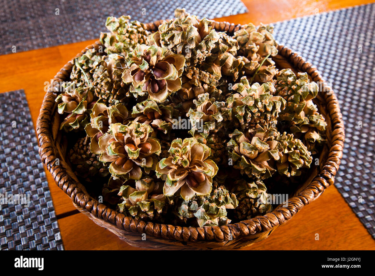 Panier plein de cônes de pignon rempli de noix et graines qui étaient ...