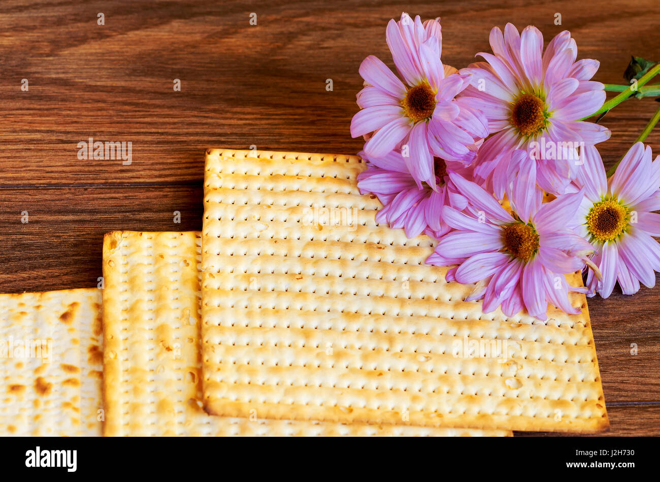 Matza pain pour la célébration de la pâque juive, maison de symbole ...
