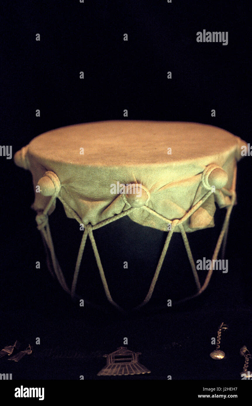 Tambour de cérémonie autochtone Banque de photographies et d’images à ...