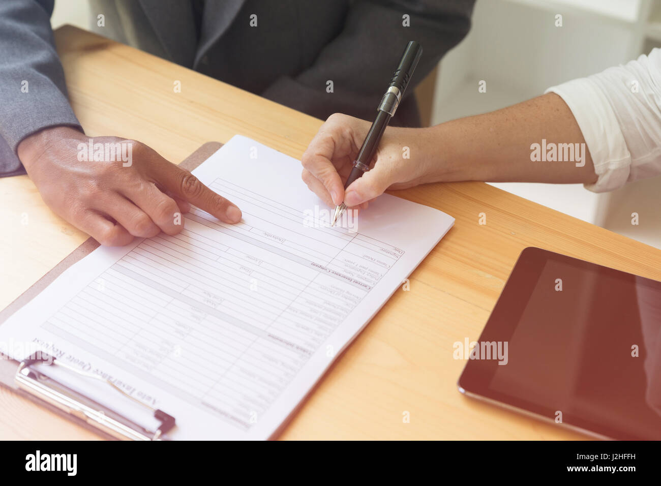 Sa main tenir stylo écrit sur formulaire de demande vierge feuilles ...