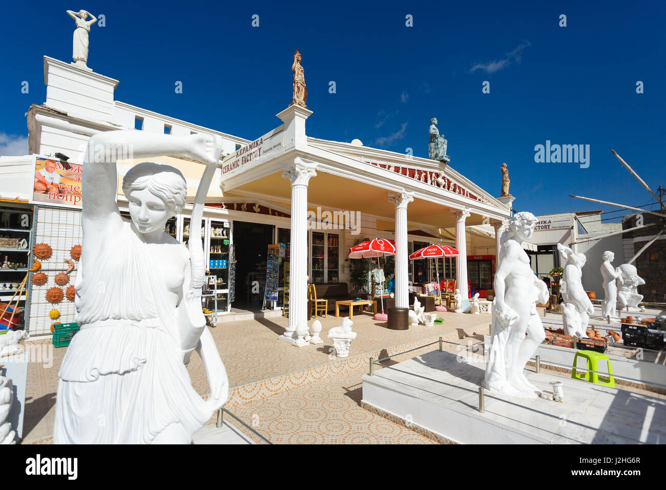 Grotte de Psychro, Grèce - 15 octobre 2016 : les statues en céramique ...