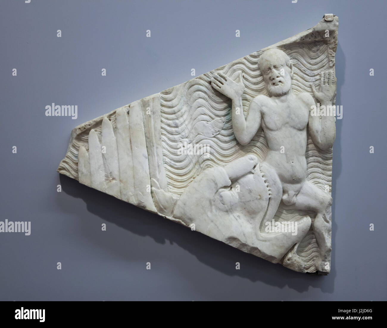 Jonas et le grand poisson. Fragment de marbre par un sculpteur anonyme ...