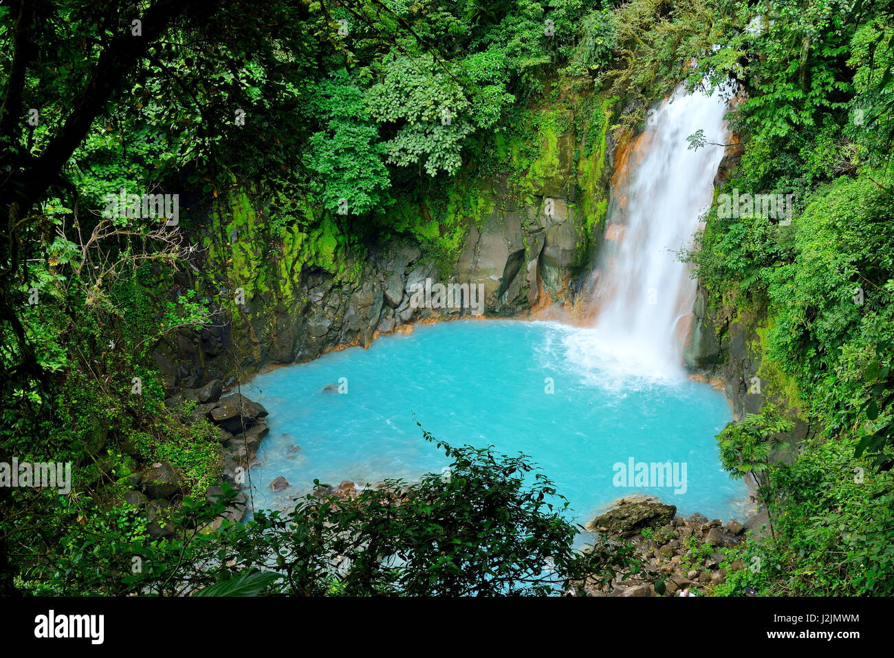 La cascade aux eaux bleues de la Rio Celeste dans le Parc National ...