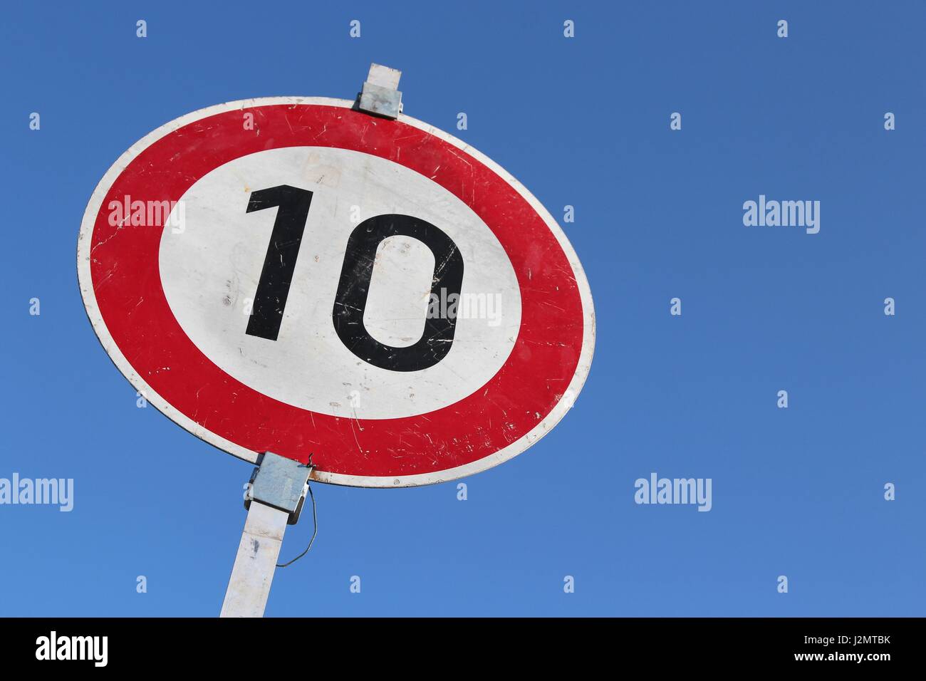 panneau-de-signalisation-de-10-km-h-banque-de-photographies-et-d-images