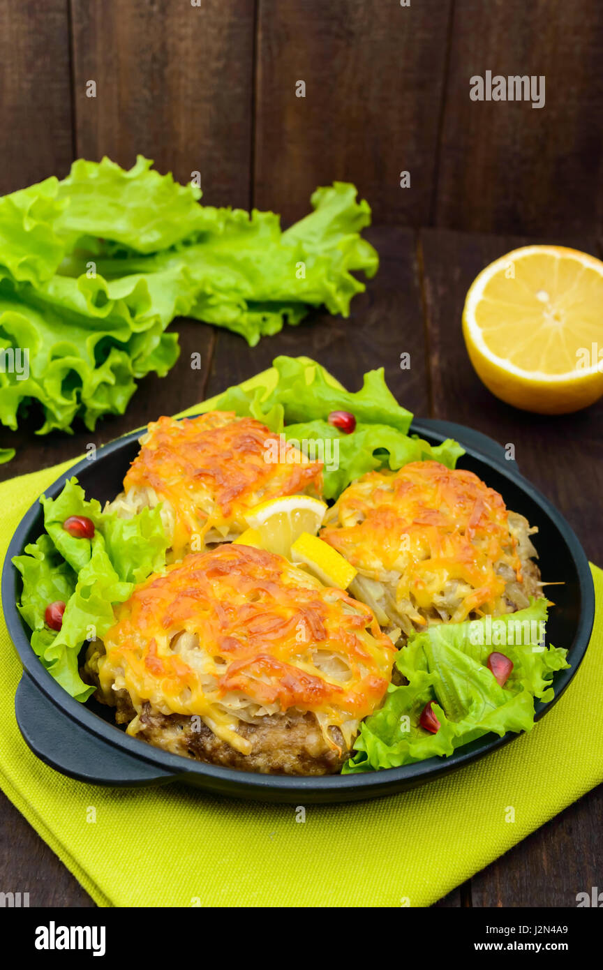 Escalope de viande juteuse, au four avec des pommes de terre râpées et ...