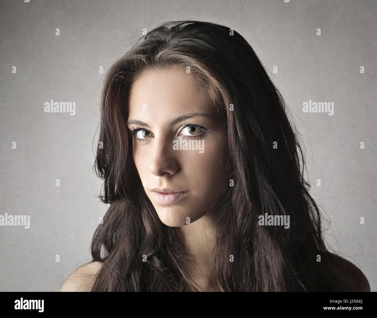 Jolie brune Banque de photographies et d’images à haute résolution - Alamy