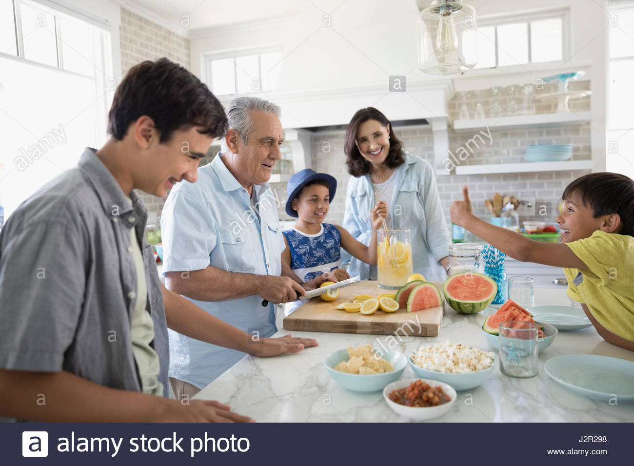 Snacking enfant Banque de photographies et d’images à haute résolution ...