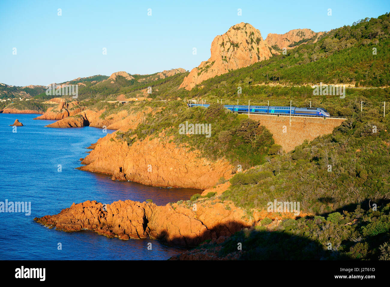 Train à grande vitesse sur un paysage de roche volcanique rouge ...