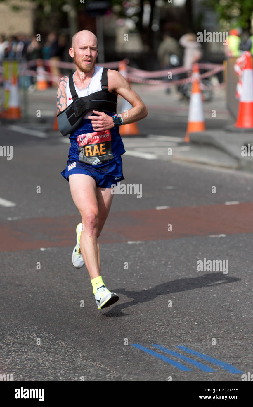 Derek Rae s'exécutant dans la Vierge Argent Marathon de Londres 2017, l ...