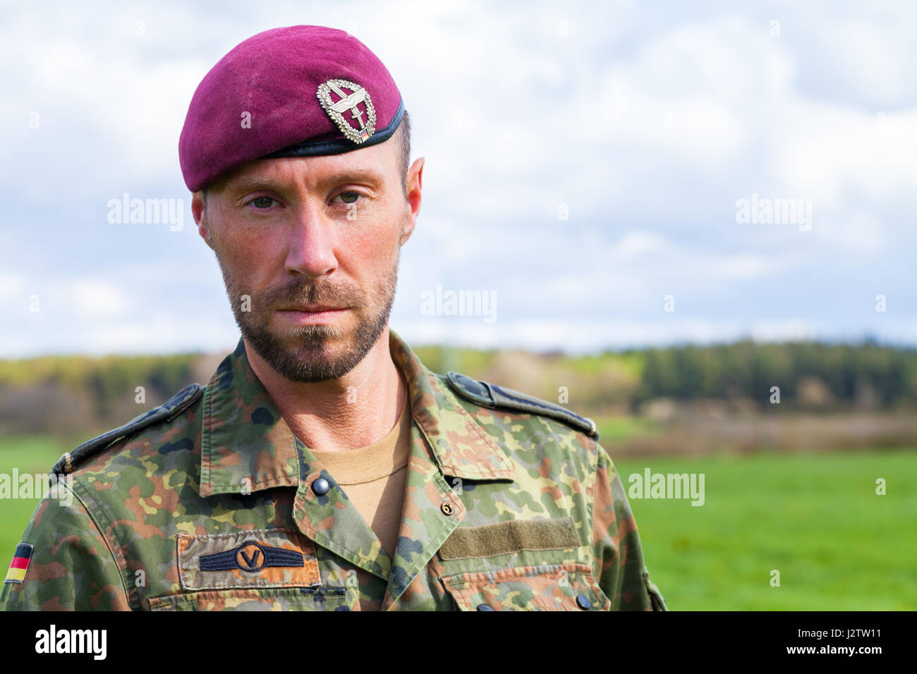 Soldat allemand avec un béret se dresse sur un fond de champ Photo ...