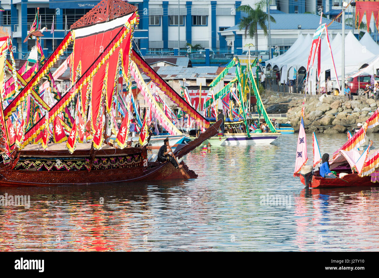 Le bateau de Bajau traditionnel appelé Lepa-Lepa décoré de couleurs ...
