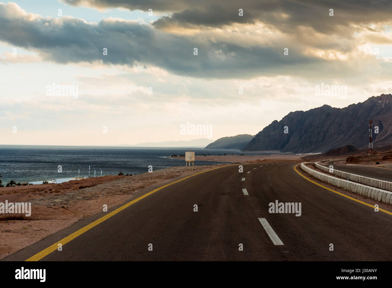 Asphalte routier Banque de photographies et d’images à haute résolution ...