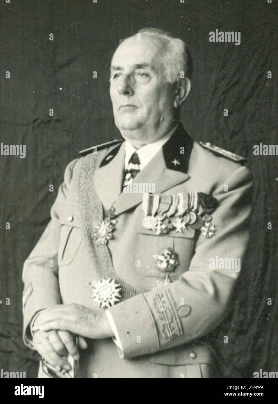 Général Umberto Savoia en uniforme militaire complet, mettant en valeur ...