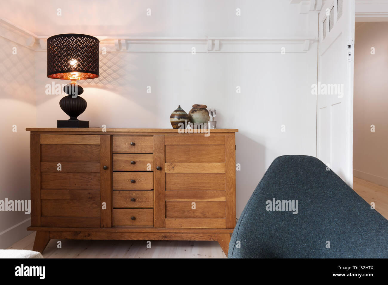 Lampe lumineuse sur buffet Buffet buffet dans un salon de luxe Photo ...