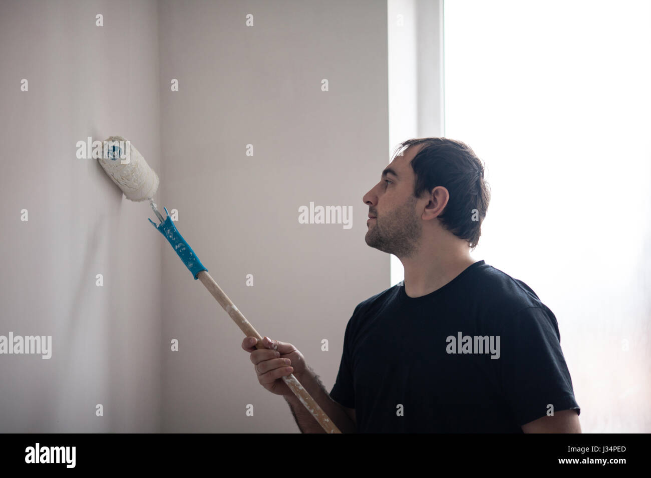 Homme peint un mur Banque de photographies et d’images à haute ...