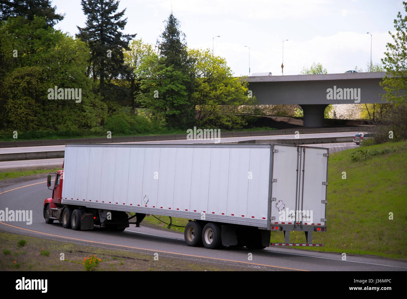 Rouge puissant Heavy Duty gros camion semi truck avec cabine de jour ...