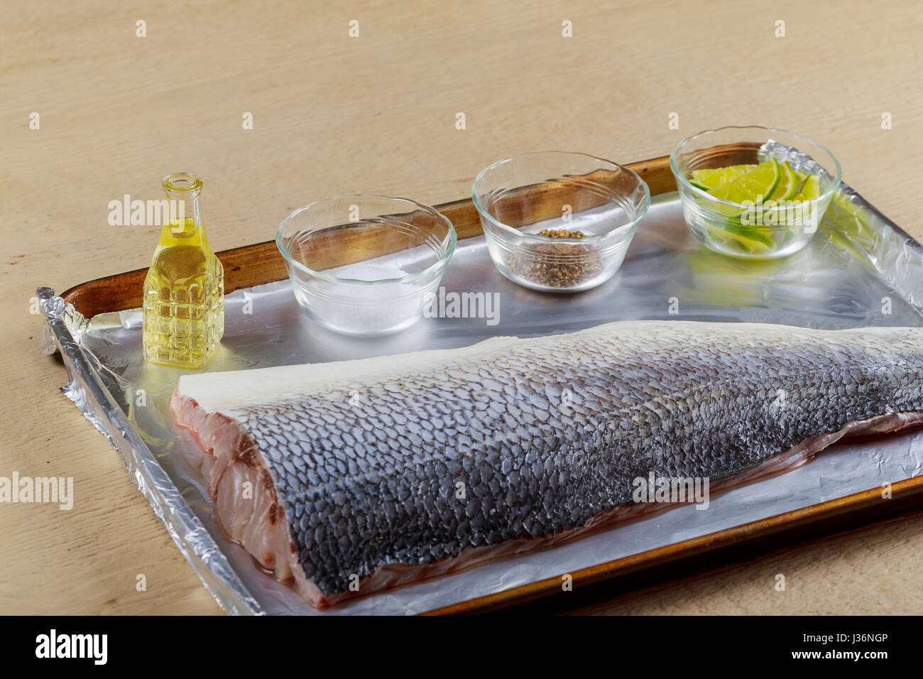 Poisson frit mariné aux épices fry n filets de citron dans l'huile avec ...