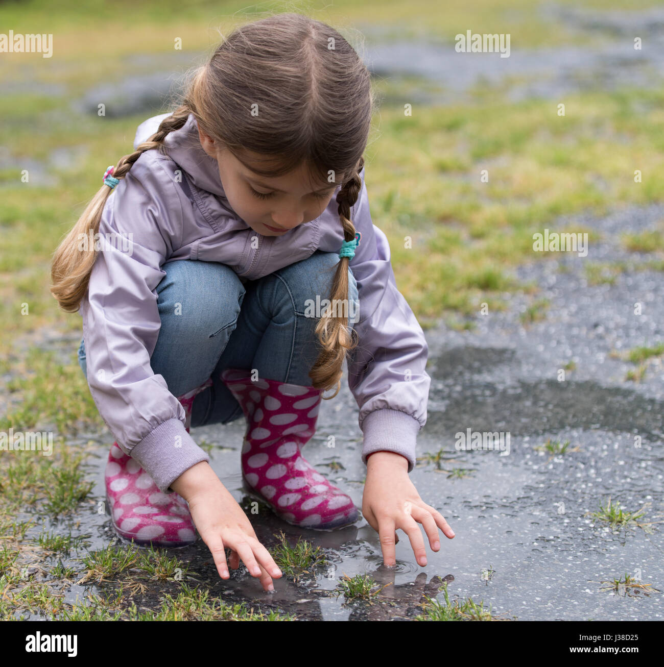 Enfant sautant dans une flaque d'eau Banque de photographies et d ...
