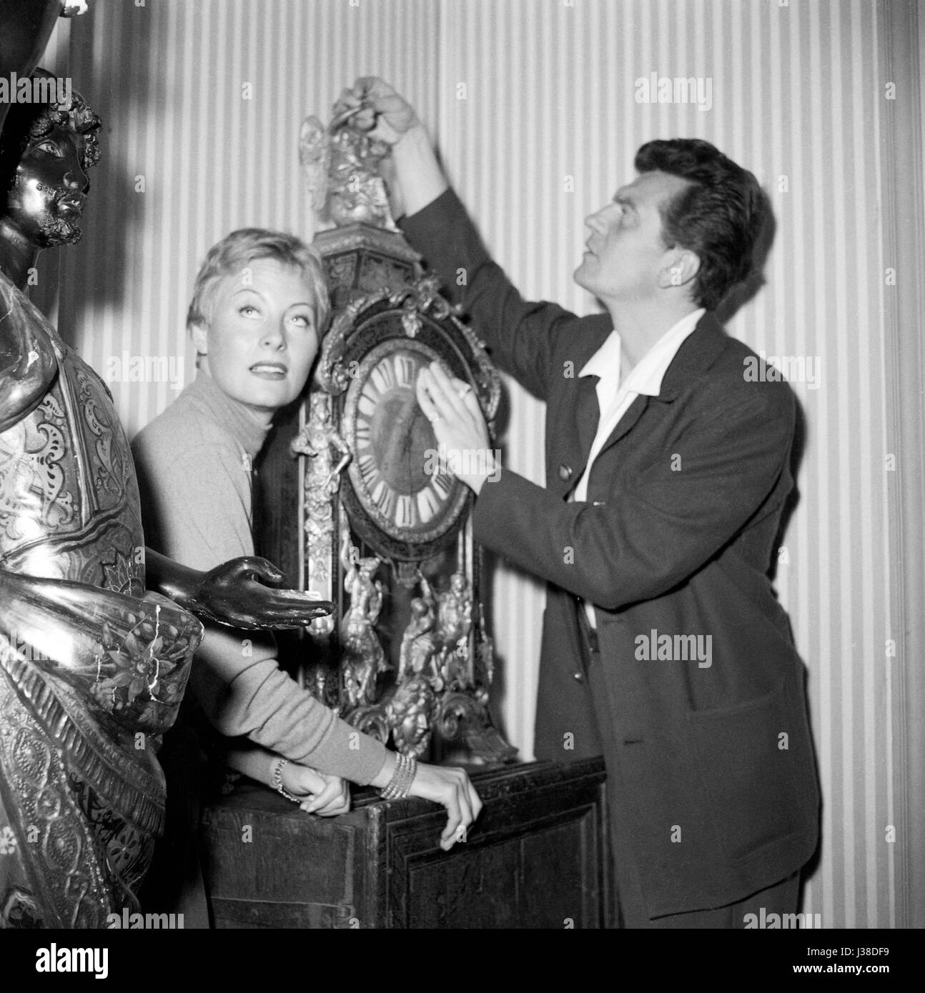 L'actrice française Michèle Morgan en 1954, dans son appartement situé ...