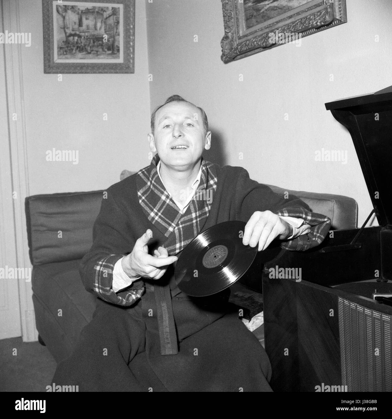 Bourvil (André Raimbourg né), dans son appartement Boulevard Suchet à ...