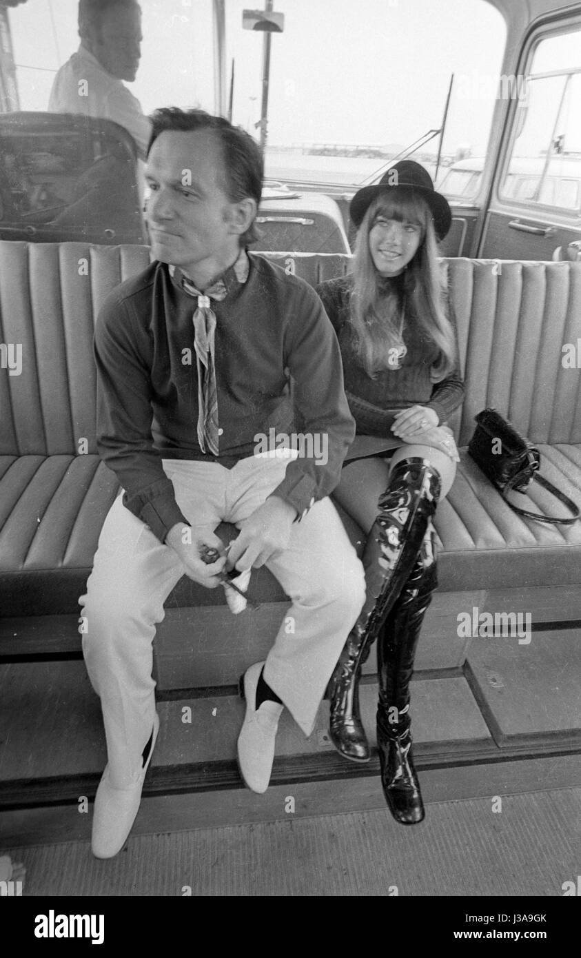 Hugh Hefner et Barbi Benton dans une navette, 1970 Photo Stock - Alamy