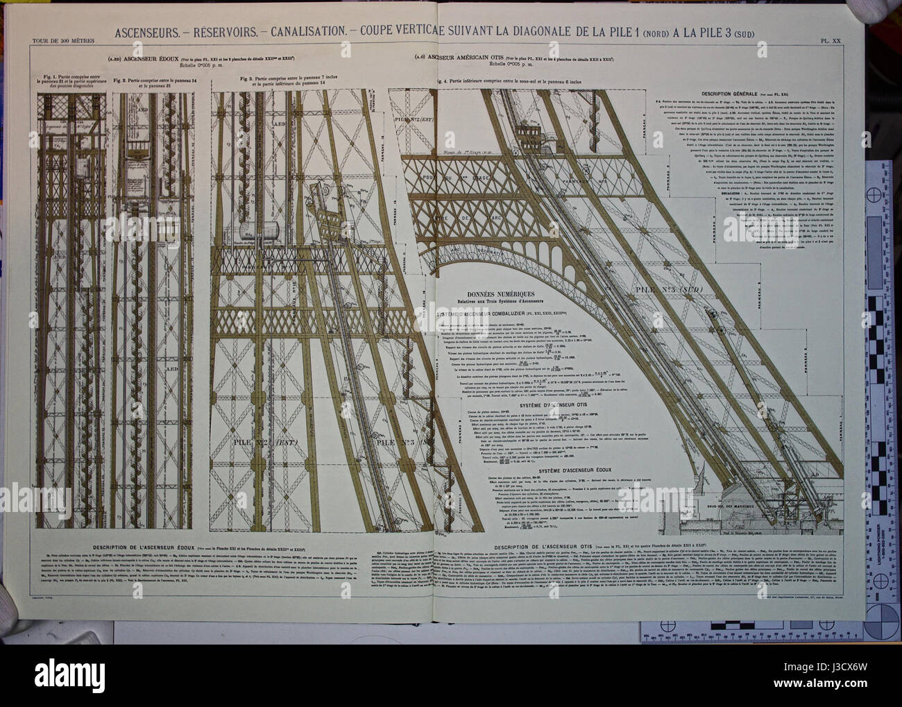 Les plans de la Tour Eiffel représentent les détails de conception et ...