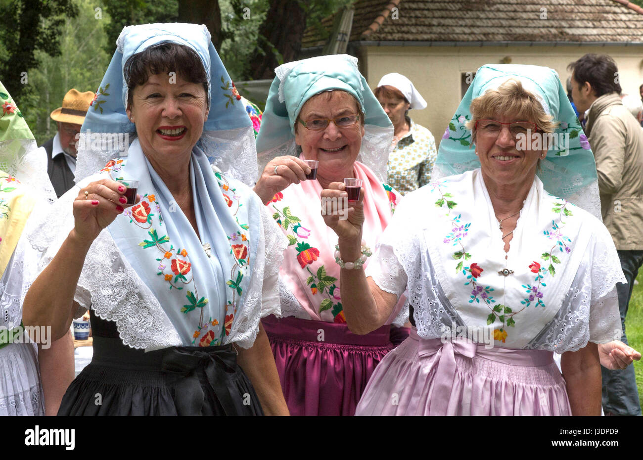 Women in traditional sorbian costumes Banque de photographies et d ...