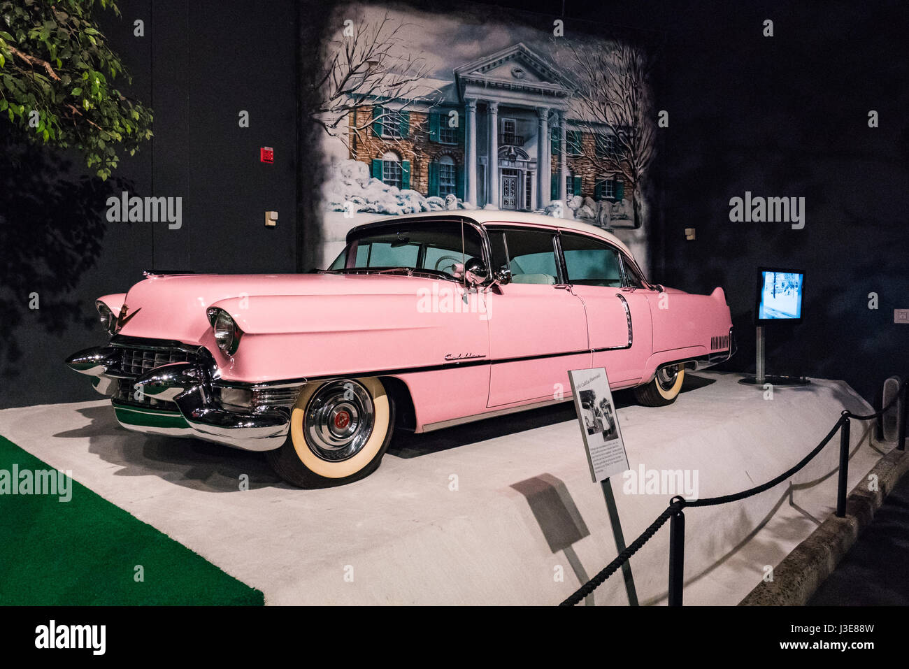 Elvis Presley's pink Cadillac Fleetwood 1955 au Musée de l'automobile ...