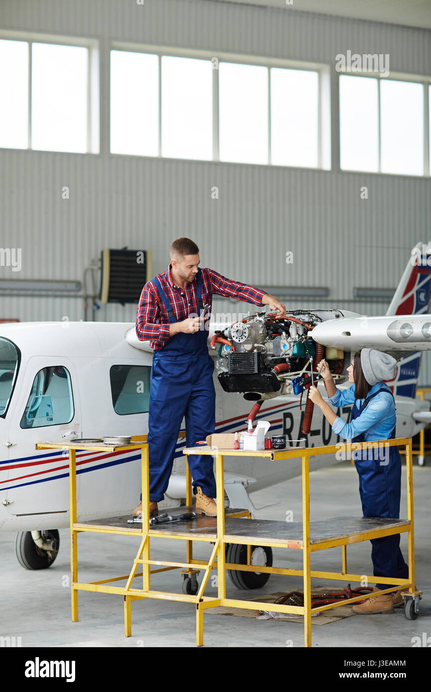 Fixation mécanique avion in hangar Photo Stock - Alamy
