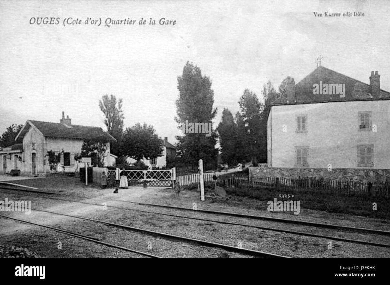 Gare Ouges, une gare du début des années 1900, dispose d'un passage à ...