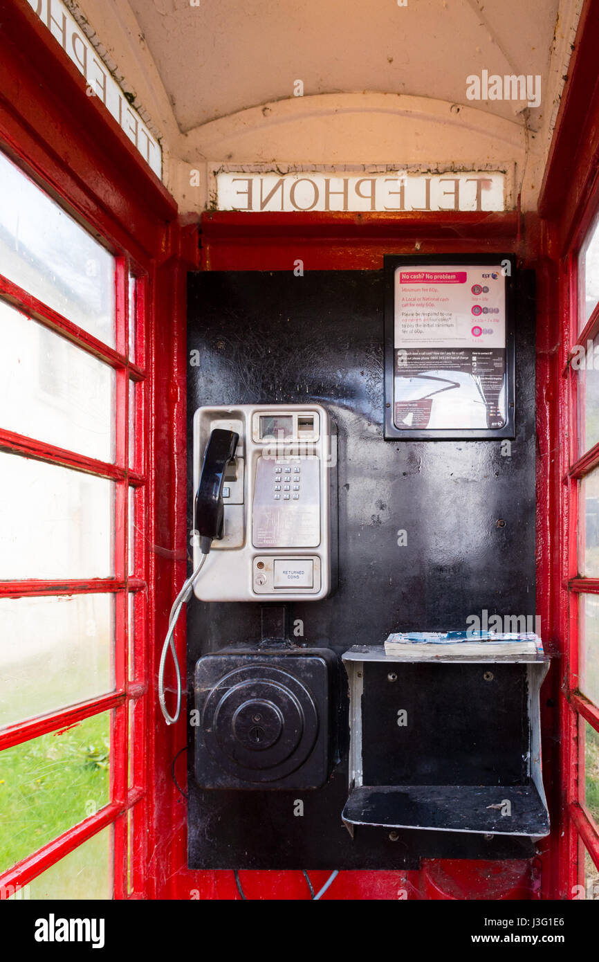 Inside telephone box Banque de photographies et d’images à haute ...