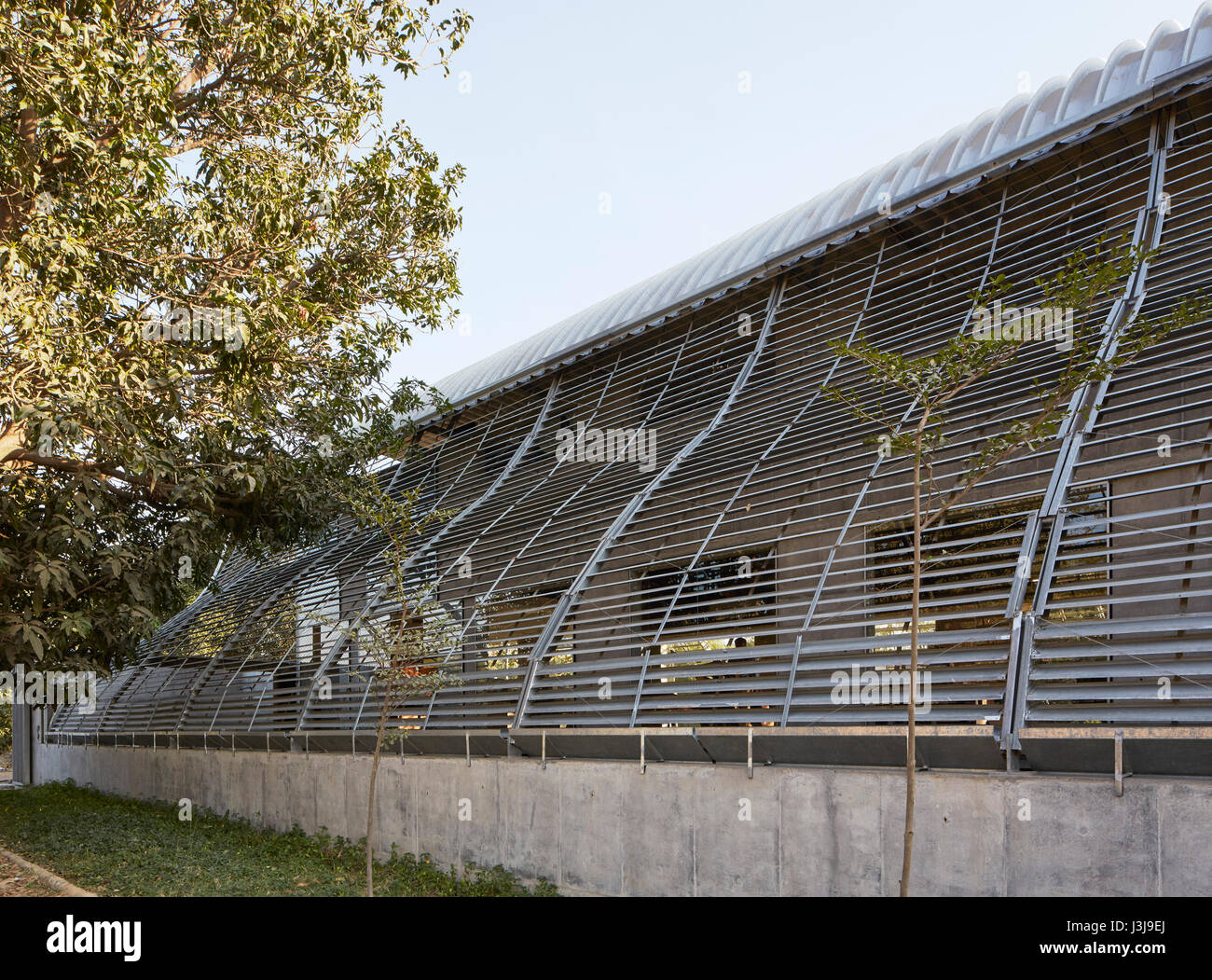 Côté rue vue extérieure montrant hung steel mesh façade. Le Pool Studio ...