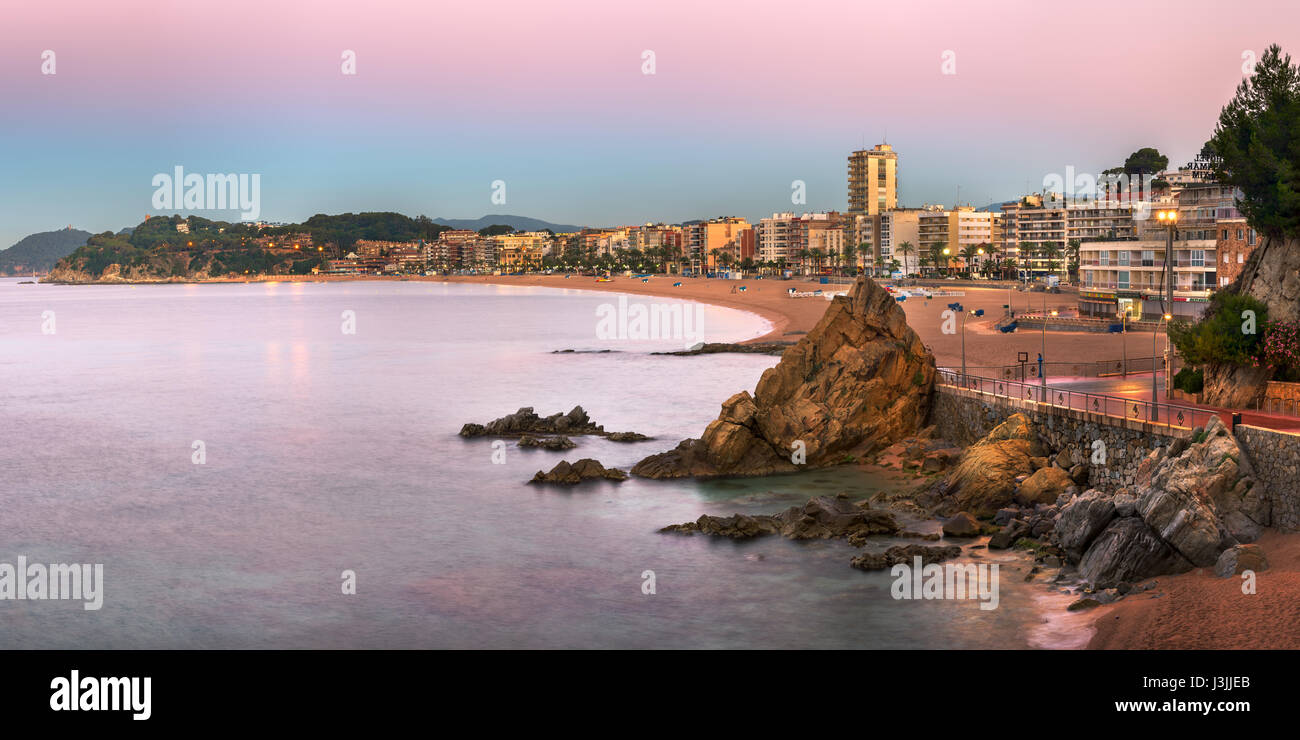 LLORET DE MAR, ESPAGNE - Juin 23, 2016 : Panorama du front de mer de ...