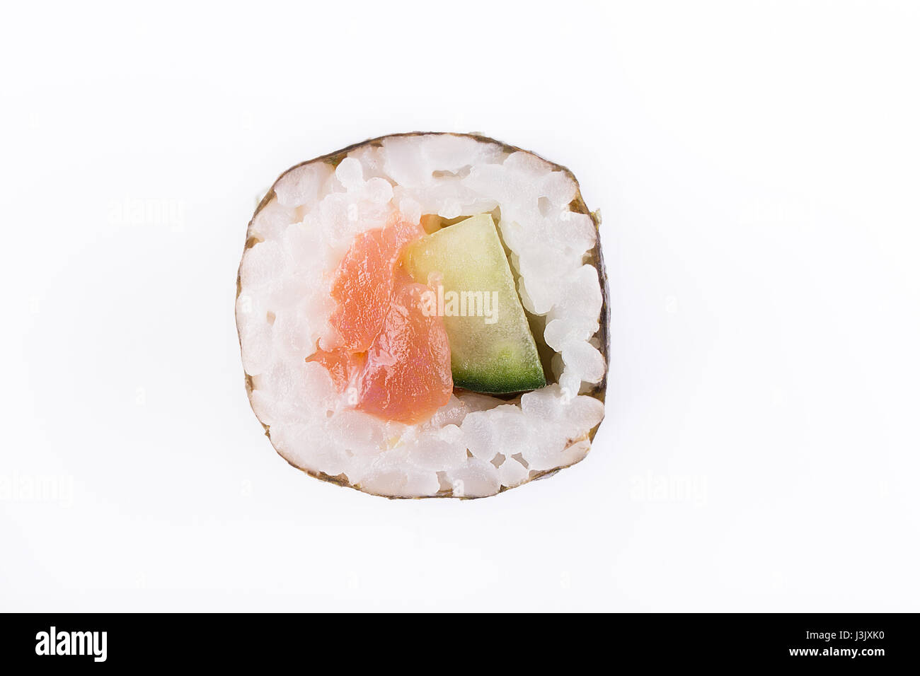 Rouleaux de sushi japonais frais traditionnels sur un fond blanc ...