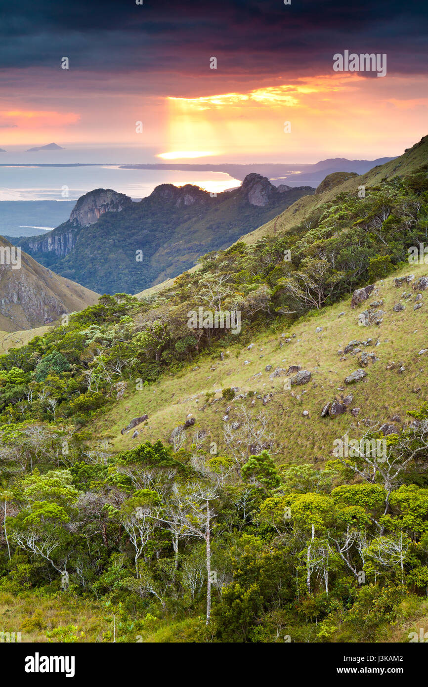 Paysage de Panama avec un lever de soleil étonnant dans le parc ...
