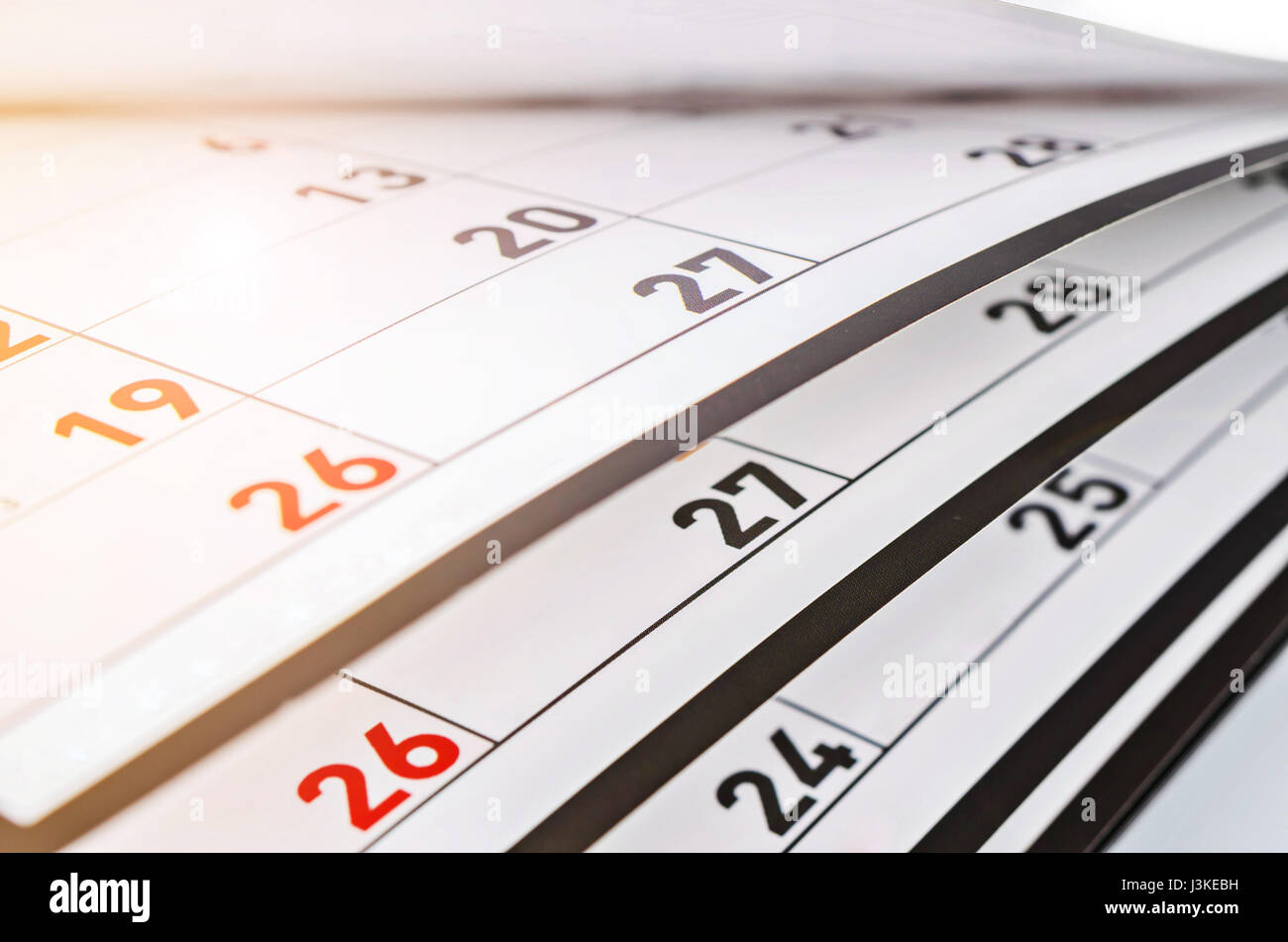 Mois et dates indiqués sur un calendrier tout en tournant les pages ...