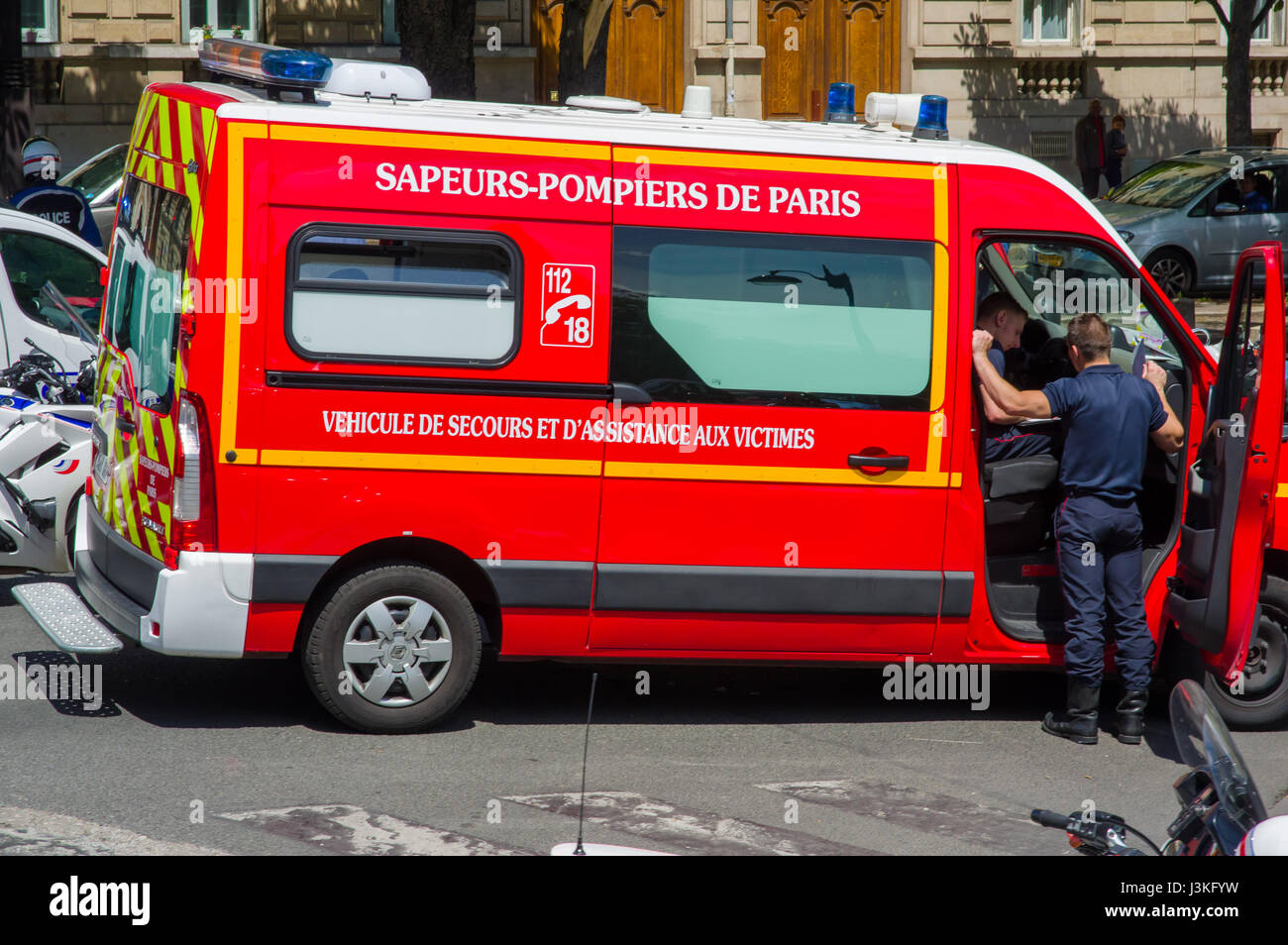 Paris, France 1 juin 2015 : petit camion rouge dans les rues avec les ...