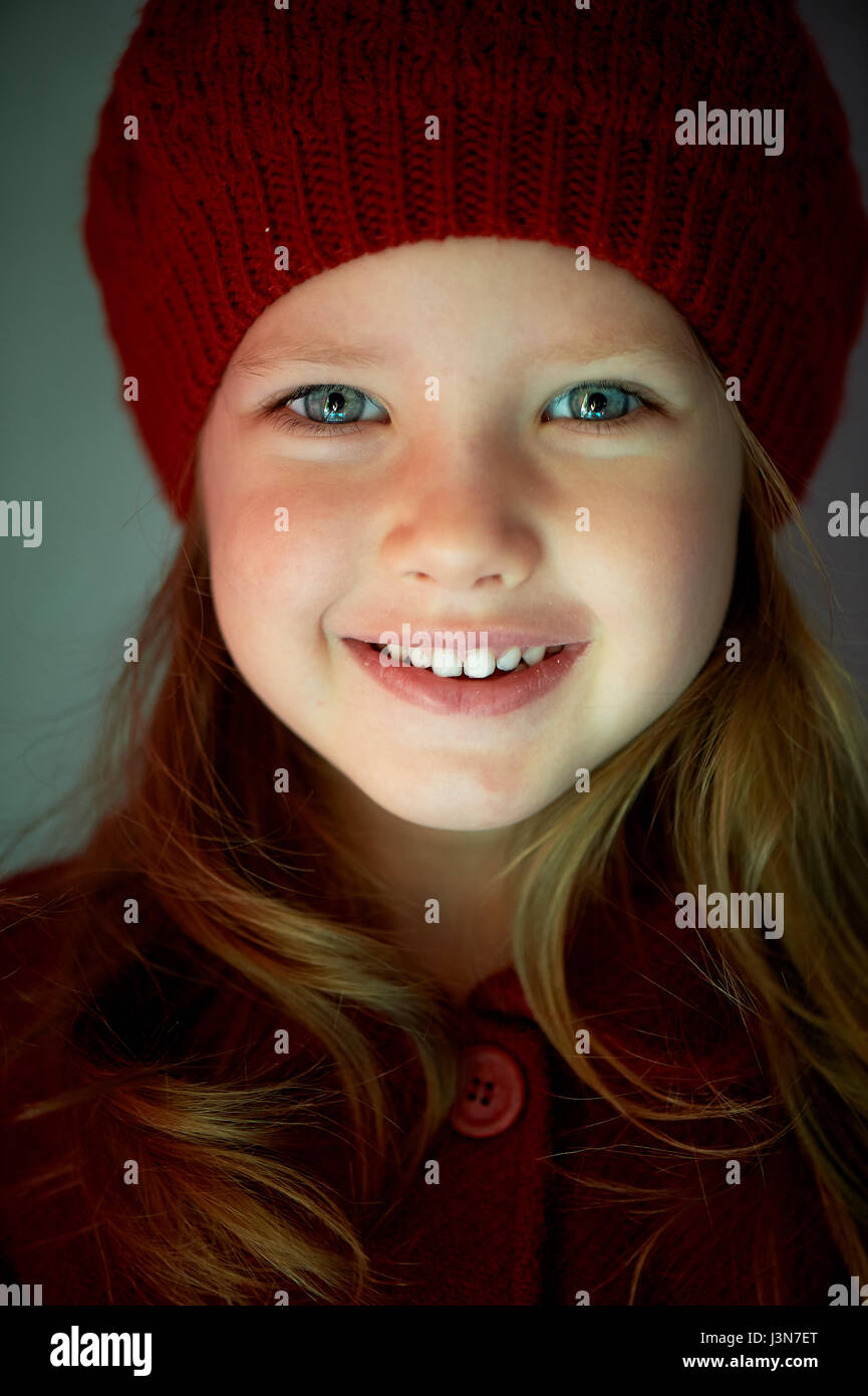 Bébé 3 ans aux yeux bleus et les dents blanches dans un béret rouge ...