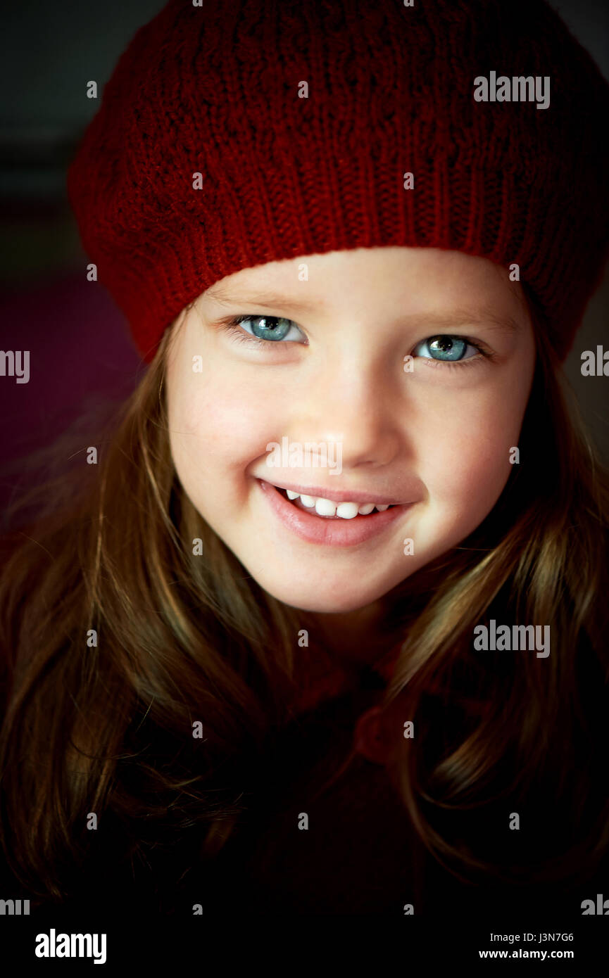 Bébé 3 ans aux yeux bleus et les dents blanches dans un béret rouge ...