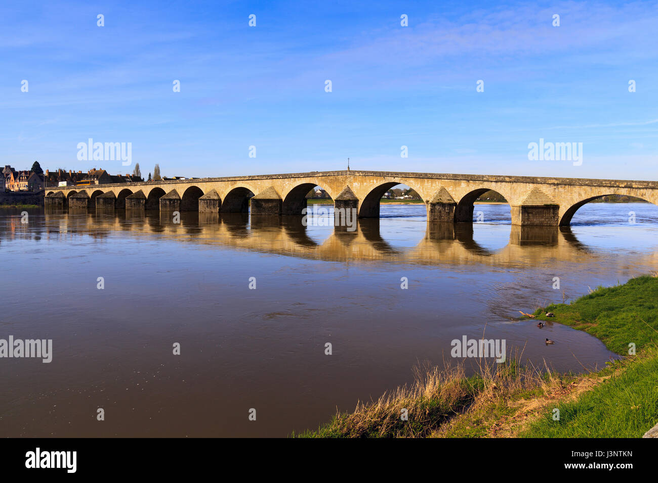 Pont gien loire Banque de photographies et d’images à haute résolution ...