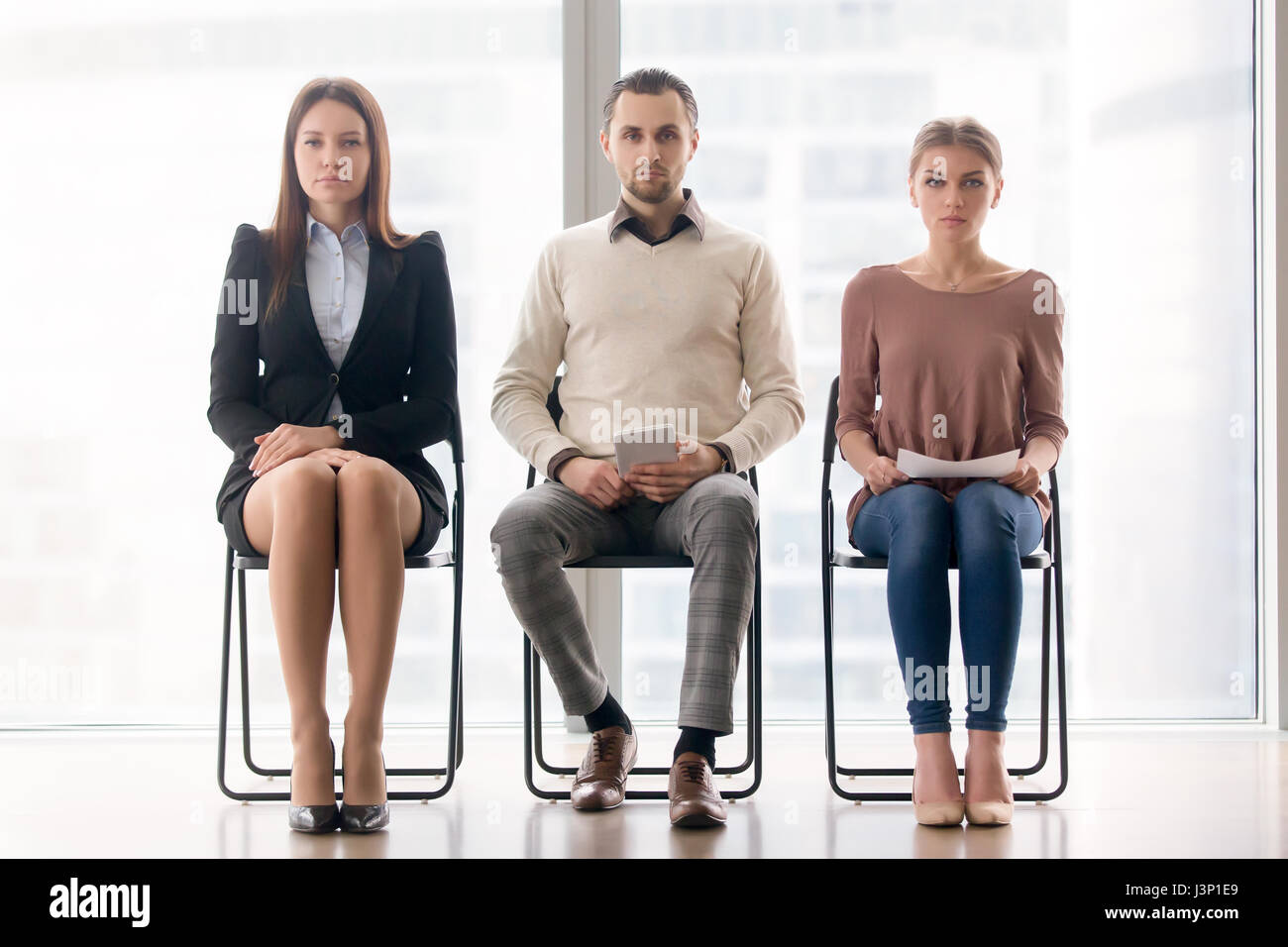Personnes assises sur des chaises Banque de photographies et d’images à ...