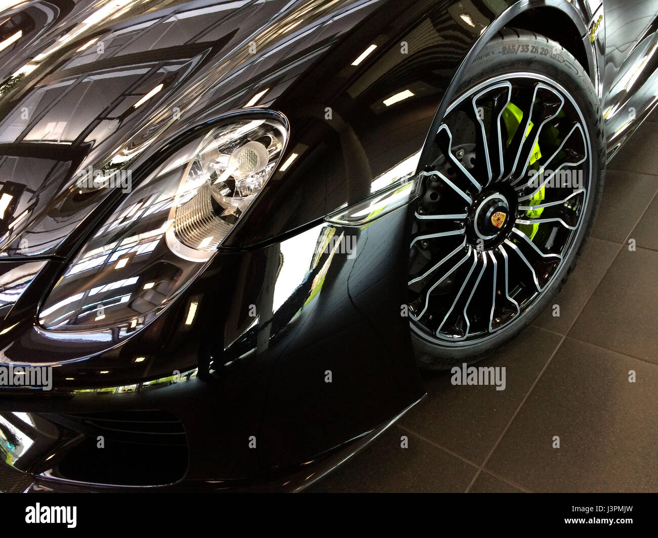 Roue de porsche Banque de photographies et d’images à haute résolution ...