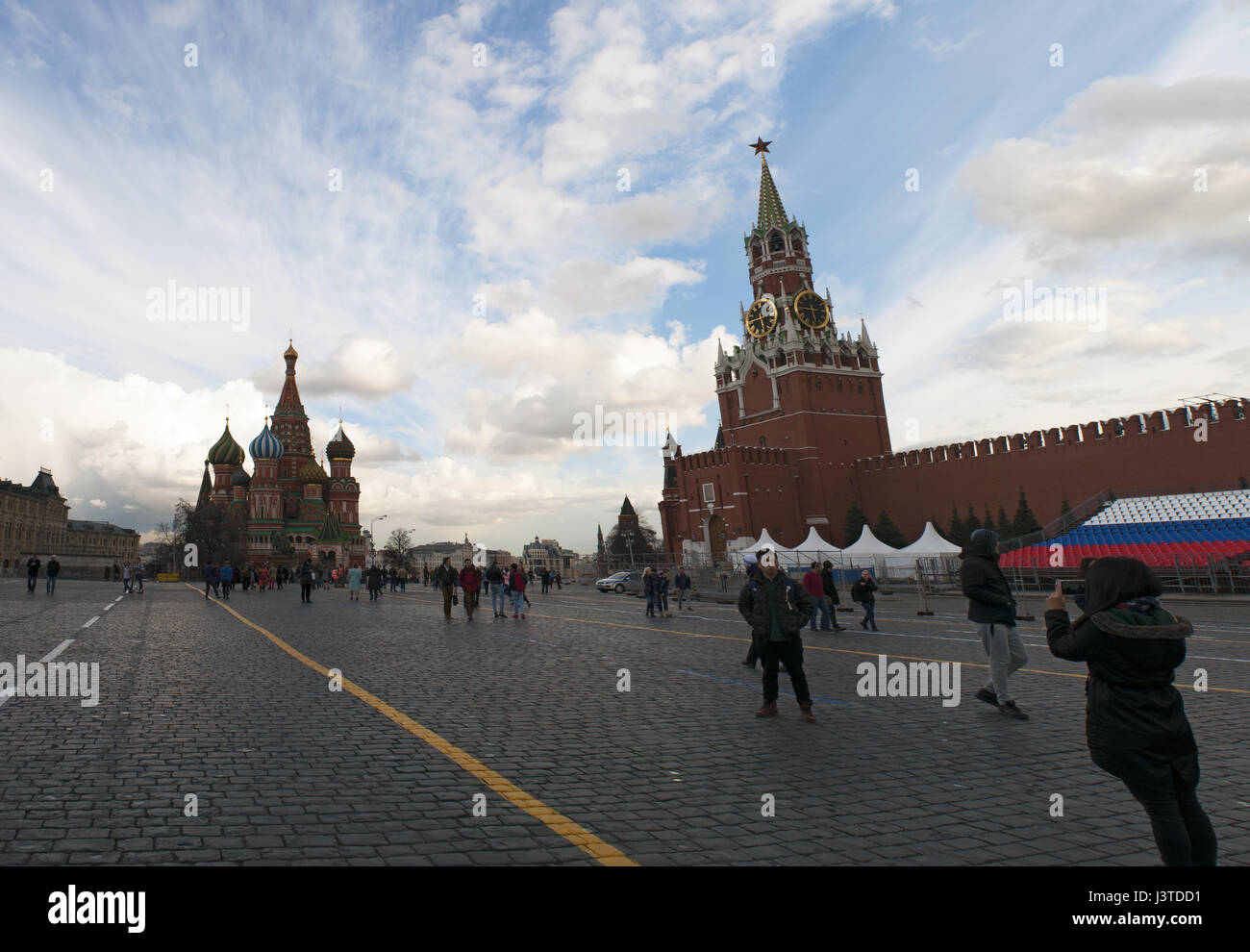 Le complexe fortifié de la muraille du Kremlin de Moscou avec la tour ...