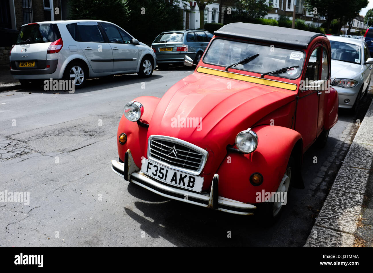 Red citroen 2cv Banque de photographies et d’images à haute résolution ...