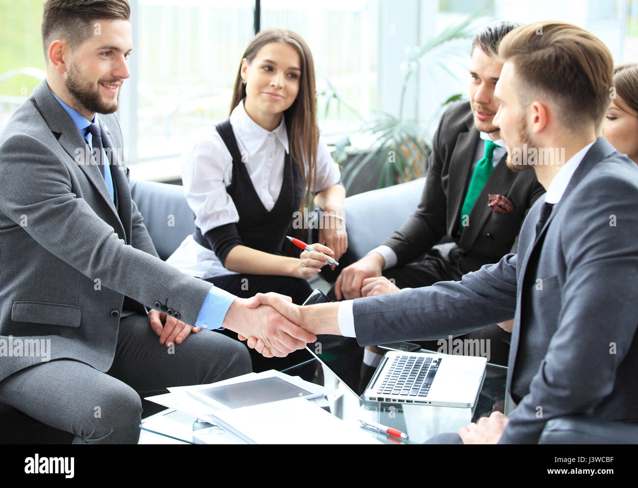 Business people shaking hands, finir une réunion Photo Stock - Alamy