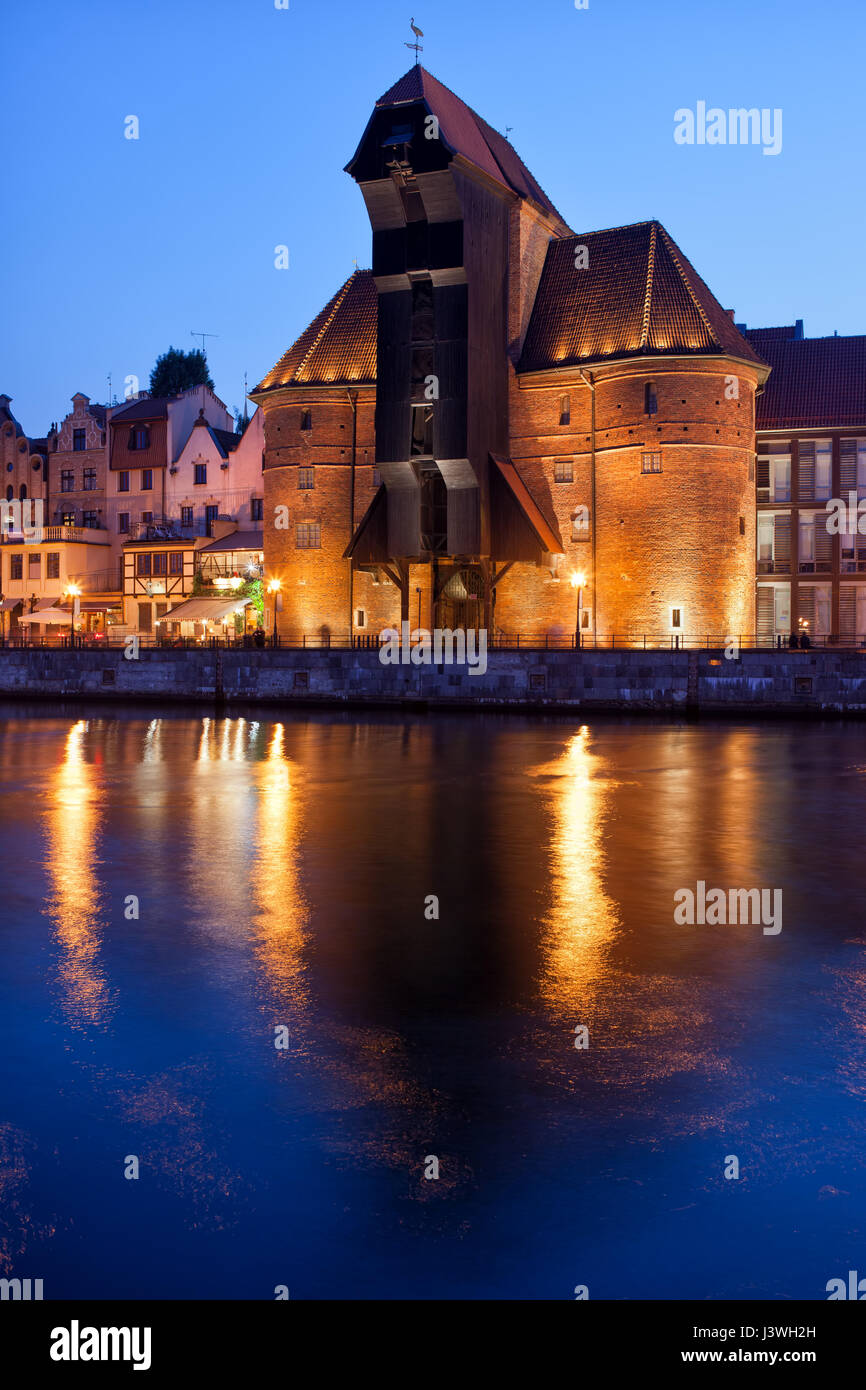 La grue dans la vieille ville de Gdansk en Pologne, la nuit, cité ...