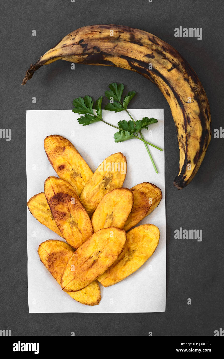 Tranches de plantain mûr frit, un snack populaire et traditionnelle et ...