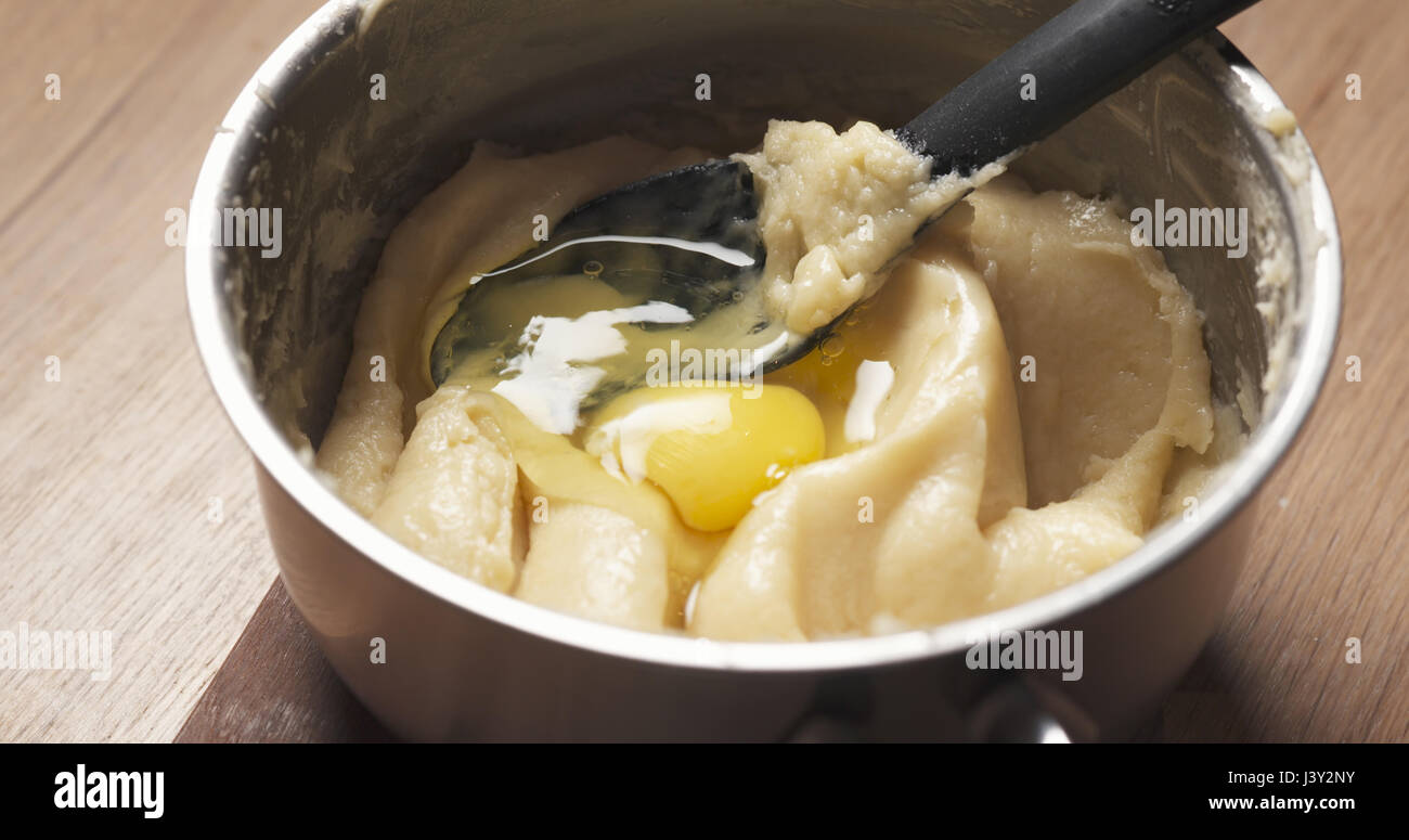 Préparer la pâte à choux dans une casserole Photo Stock - Alamy