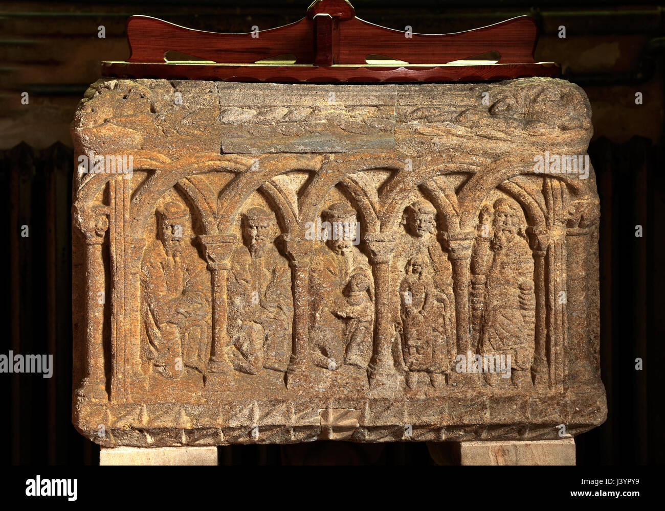Church font stone carvings Banque de photographies et d’images à haute ...
